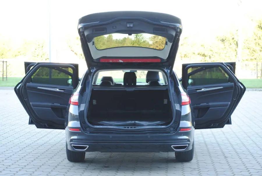 Black Ford Mondeo 2015 in Riga, with an engine capacity of 2.00 L and mileage of 240 thousand km for 8990 €, photo 9 on AUTOMOTO.COM.LV