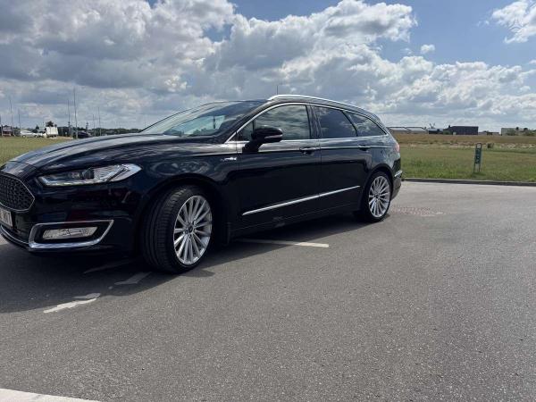 Black Ford Mondeo 2015 in Vilnius, with an engine capacity of 2.00 L and mileage of 227 thousand km for 8000 €, photo 1 on AUTOMOTO.COM.LV