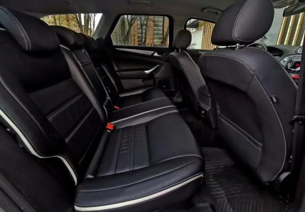Brown Ford Mondeo 2010 in Riga, with an engine capacity of 2.00 L and mileage of 249 thousand km for 5990 €, photo 6 on AUTOMOTO.COM.LV
