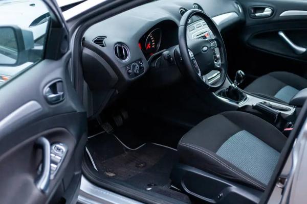 Grey Ford Mondeo 2009 in Riga, with an engine capacity of 1.80 L and mileage of 201 thousand km for 3995 €, photo 8 on AUTOMOTO.COM.LV