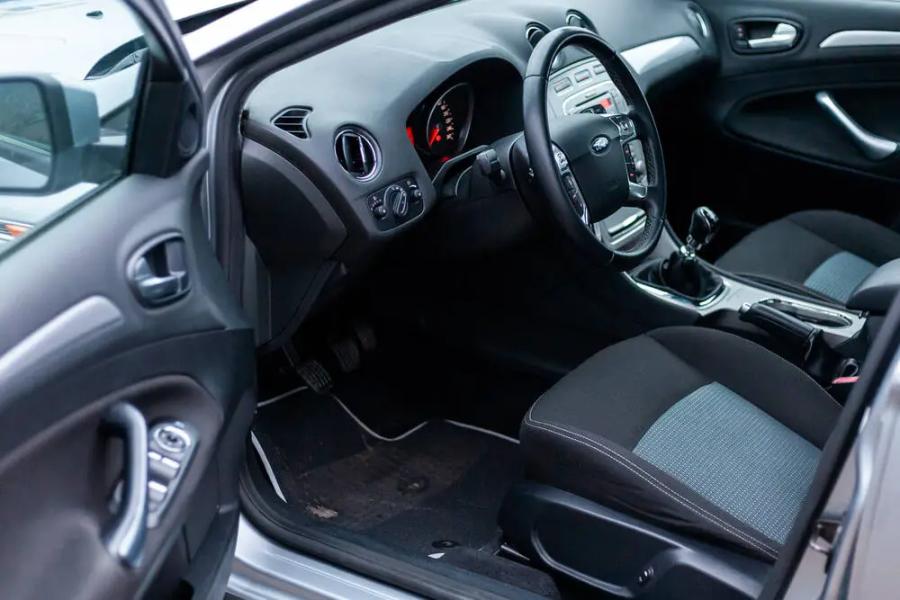 Grey Ford Mondeo 2009 in Riga, with an engine capacity of 1.80 L and mileage of 201 thousand km for 3995 €, photo 9 on AUTOMOTO.COM.LV
