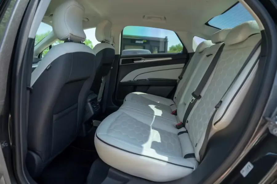 Pelēks Ford Mondeo 2016 Liepāja, ar dzinēja tilpumu 2.00 L un nobraukumu 193 tūkst. km par 12450 €, foto 12 vietnē AUTOMOTO.COM.LV