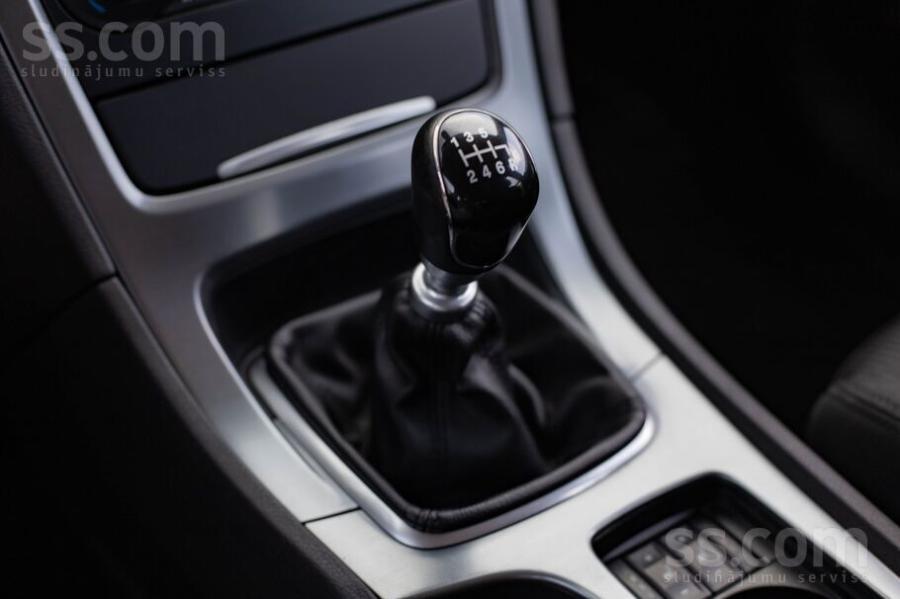 Pelēks Ford Mondeo 2011 Rīga, ar dzinēja tilpumu 2.20 L un nobraukumu 403 tūkst. km par 2990 €, foto 24 vietnē AUTOMOTO.COM.LV
