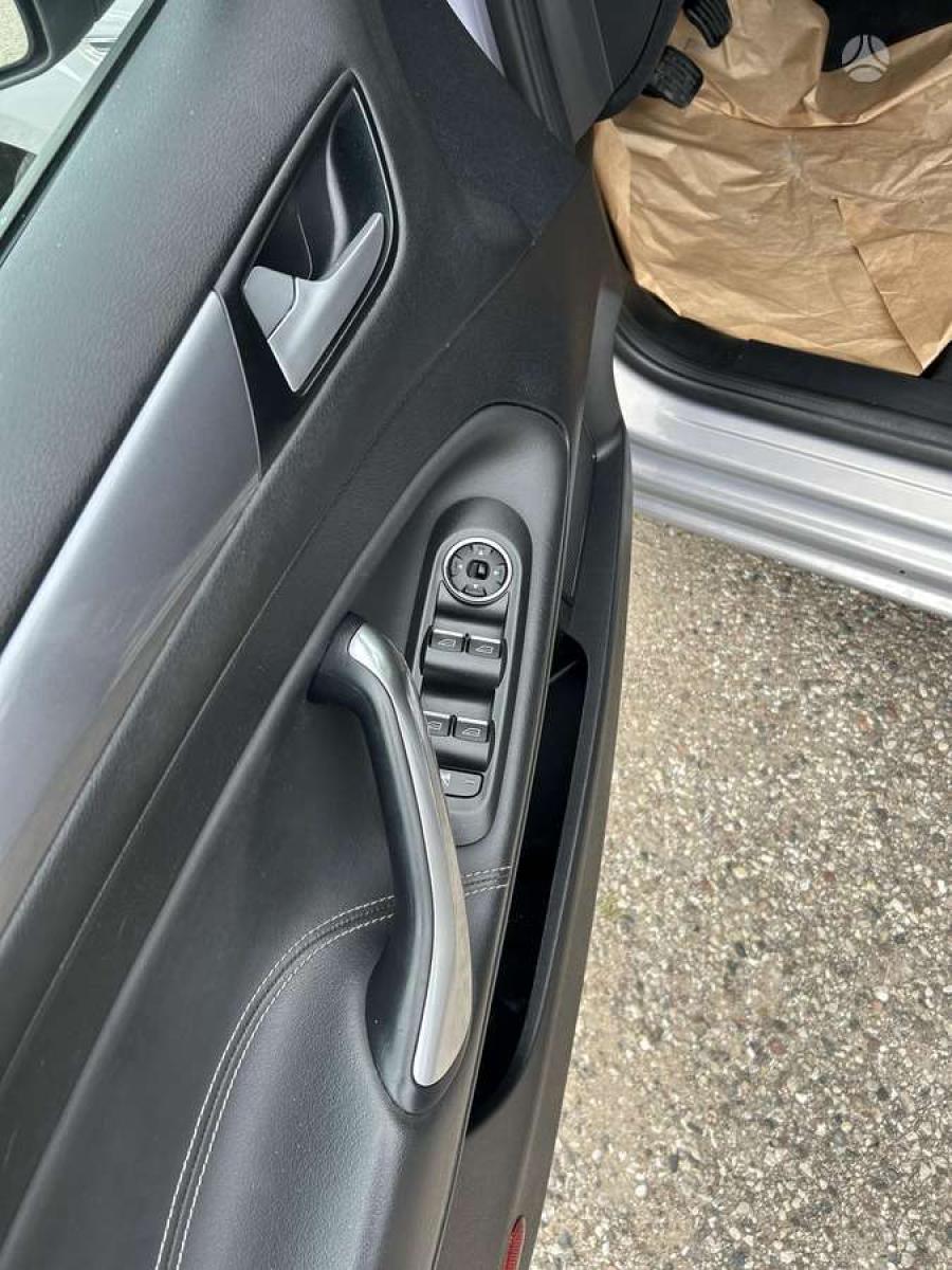 Pelēks Ford Mondeo 2014 Marijampole, ar dzinēja tilpumu 1.56 L un nobraukumu 263 tūkst. km par 3450 €, foto 14 vietnē AUTOMOTO.COM.LV