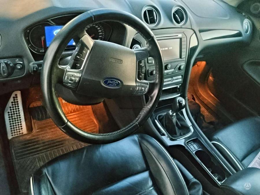 Pelēks Ford Mondeo 2014 Viļņa, ar dzinēja tilpumu 2.00 L un nobraukumu 155 tūkst. km par 4500 €, foto 3 vietnē AUTOMOTO.COM.LV