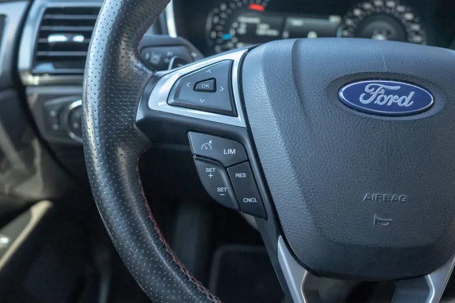 Pelēks Ford Mondeo 2018 Liepāja, ar dzinēja tilpumu 2.00 L un nobraukumu 239 tūkst. km par 9900 €, foto 24 vietnē AUTOMOTO.COM.LV