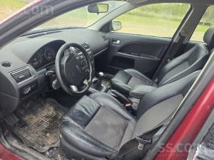 Red Ford Mondeo 2004 in Ventspils, with an engine capacity of 2.00 L and mileage of 244 thousand km for 480 €, photo 4 on AUTOMOTO.COM.LV