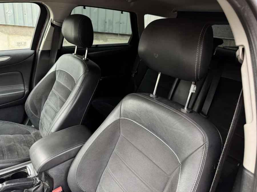 Red Ford Mondeo 2013 in Alytus, with an engine capacity of 2.00 L and mileage of 291 thousand km for 3250 €, photo 9 on AUTOMOTO.COM.LV