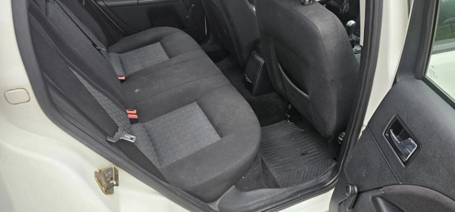 Balts Ford Mondeo 2007 Rīga, ar dzinēja tilpumu 2.00 L un nobraukumu 248 tūkst. km par 1100 €, foto 18 vietnē AUTOMOTO.COM.LV