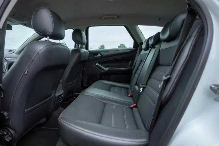 White Ford Mondeo 2014 in Liepaja, with an engine capacity of 1.60 L and mileage of 329 thousand km for 5950 €, photo 11 on AUTOMOTO.COM.LV