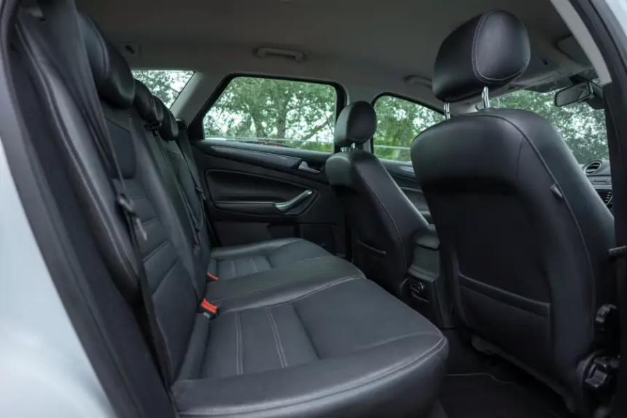 White Ford Mondeo 2014 in Liepaja, with an engine capacity of 1.60 L and mileage of 329 thousand km for 5950 €, photo 13 on AUTOMOTO.COM.LV