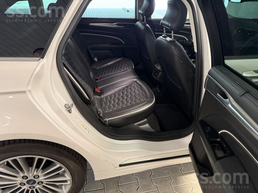 White Ford Mondeo 2017 in Riga, with an engine capacity of 2.00 L and mileage of 322 thousand km for 8999 €, photo 12 on AUTOMOTO.COM.LV