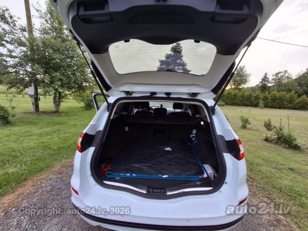White Ford Mondeo 2017 in Tallinn, with an engine capacity of 2.00 L and mileage of 184 thousand km for 12500 €, photo 8 on AUTOMOTO.COM.LV
