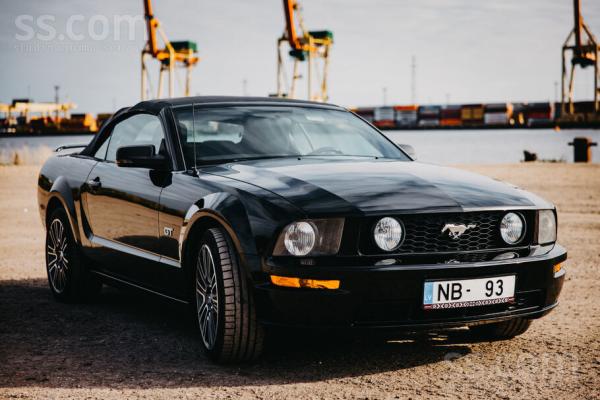 Black Ford Mustang 2005 in Jelgava, with an engine capacity of 4.60 L and mileage of 265 thousand km for 12800 €, photo 1 on AUTOMOTO.COM.LV
