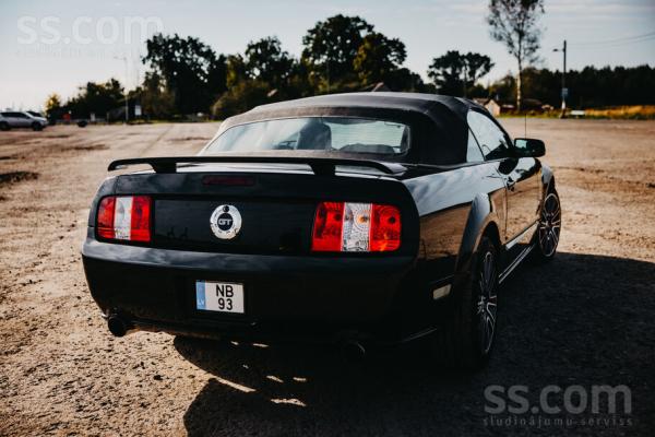 Black Ford Mustang 2005 in Jelgava, with an engine capacity of 4.60 L and mileage of 265 thousand km for 12800 €, photo 6 on AUTOMOTO.COM.LV
