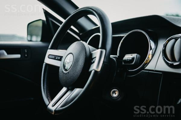 Black Ford Mustang 2005 in Jelgava, with an engine capacity of 4.60 L and mileage of 265 thousand km for 12800 €, photo 8 on AUTOMOTO.COM.LV