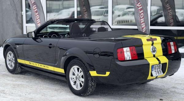 Black Ford Mustang 2006 in Radviliskis, with an engine capacity of 4.00 L and mileage of 87 thousand km for 9950 €, photo 10 on AUTOMOTO.COM.LV