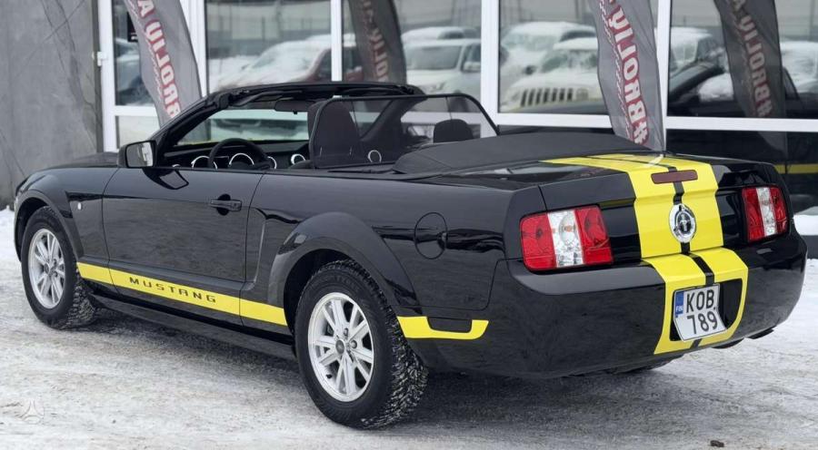 Black Ford Mustang 2006 in Radviliskis, with an engine capacity of 4.00 L and mileage of 87 thousand km for 9950 €, photo 10 on AUTOMOTO.COM.LV