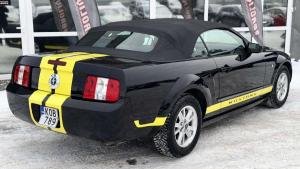 Black Ford Mustang 2006 in Radviliskis, with an engine capacity of 4.00 L and mileage of 87 thousand km for 9950 €, photo 19 on AUTOMOTO.COM.LV
