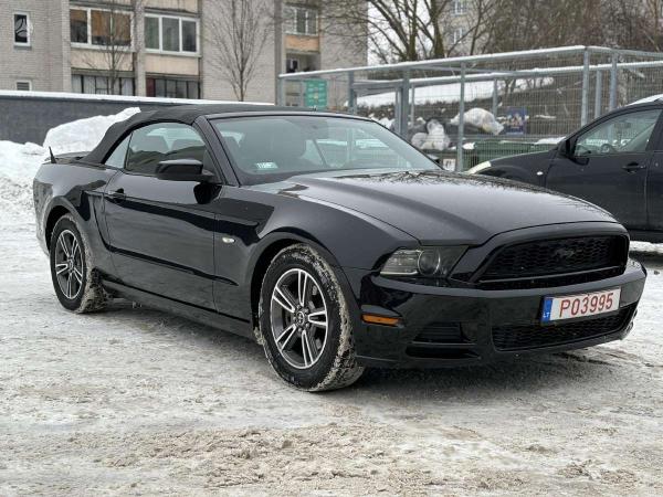 Black Ford Mustang 2013 in Ukmerge, with an engine capacity of 3.73 L and mileage of 125 thousand km for 7900 €, photo 4 on AUTOMOTO.COM.LV