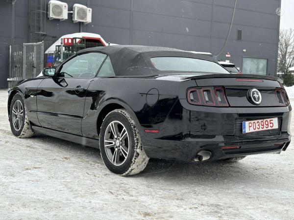 Black Ford Mustang 2013 in Ukmerge, with an engine capacity of 3.73 L and mileage of 125 thousand km for 7900 €, photo 5 on AUTOMOTO.COM.LV
