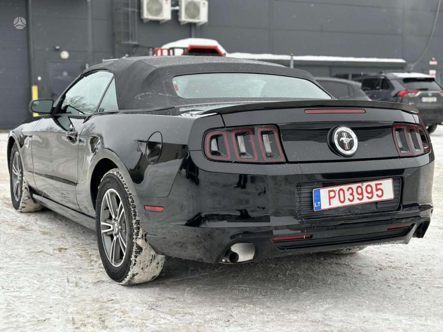Melns Ford Mustang 2013 Ukmergė, ar dzinēja tilpumu 3.73 L un nobraukumu 125 tūkst. km par 7900 €, foto 6 vietnē AUTOMOTO.COM.LV