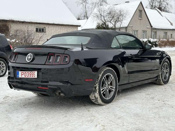 Black Ford Mustang 2013 in Ukmerge, with an engine capacity of 3.73 L and mileage of 125 thousand km for 7900 €, photo 7 on AUTOMOTO.COM.LV