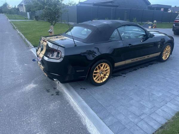 Black Ford Mustang 2014 in Silale, with an engine capacity of 3.73 L and mileage of 215 thousand km for 10500 €, photo 5 on AUTOMOTO.COM.LV