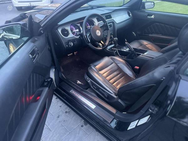Black Ford Mustang 2014 in Silale, with an engine capacity of 3.73 L and mileage of 215 thousand km for 10500 €, photo 6 on AUTOMOTO.COM.LV