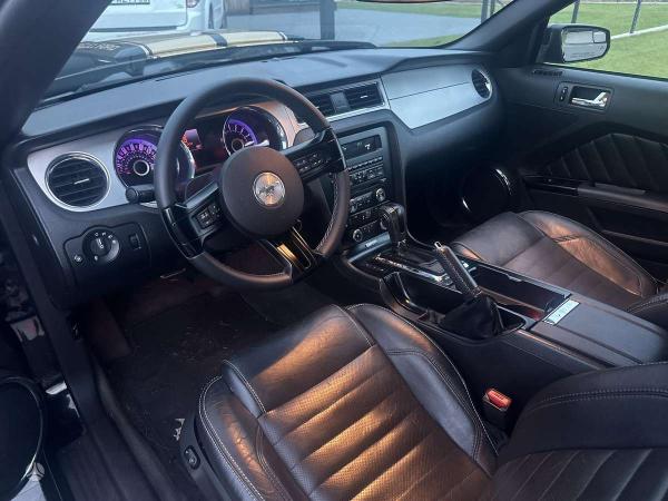 Black Ford Mustang 2014 in Silale, with an engine capacity of 3.73 L and mileage of 215 thousand km for 10500 €, photo 7 on AUTOMOTO.COM.LV