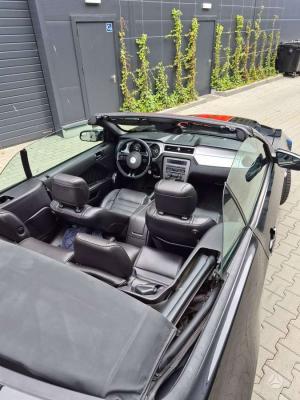 Black Ford Mustang 2014 in Klaipeda, with an engine capacity of 3.70 L and mileage of 184 thousand km for 12900 €, photo 3 on AUTOMOTO.COM.LV