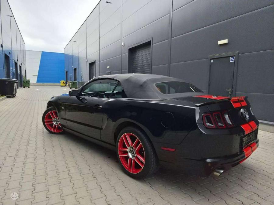 Black Ford Mustang 2014 in Klaipeda, with an engine capacity of 3.70 L and mileage of 184 thousand km for 12900 €, photo 10 on AUTOMOTO.COM.LV