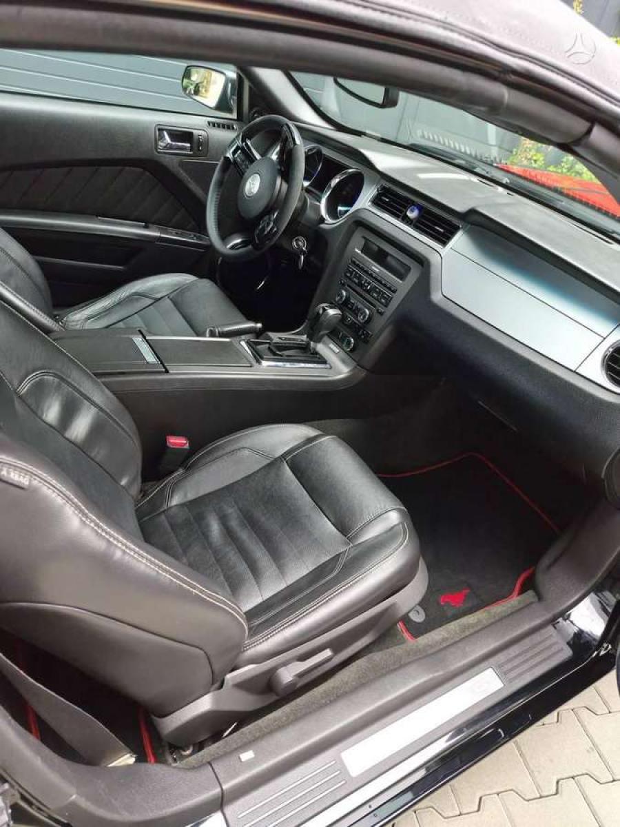 Black Ford Mustang 2014 in Klaipeda, with an engine capacity of 3.70 L and mileage of 184 thousand km for 12900 €, photo 18 on AUTOMOTO.COM.LV