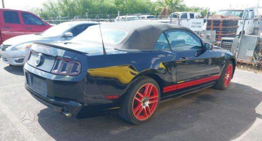 Black Ford Mustang 2014 in Klaipeda, with an engine capacity of 3.70 L and mileage of 184 thousand km for 12900 €, photo 23 on AUTOMOTO.COM.LV