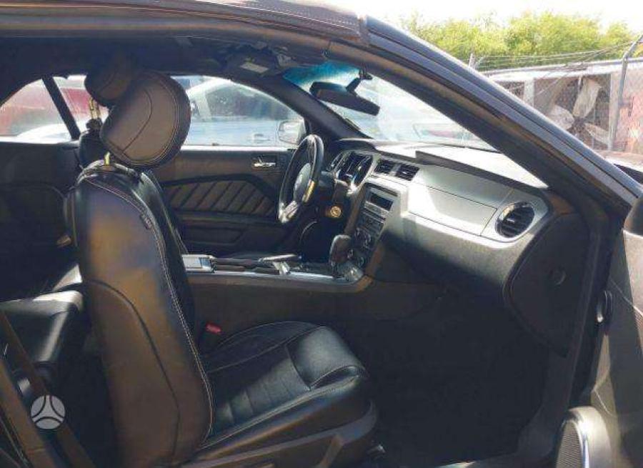 Black Ford Mustang 2014 in Klaipeda, with an engine capacity of 3.70 L and mileage of 184 thousand km for 12900 €, photo 24 on AUTOMOTO.COM.LV