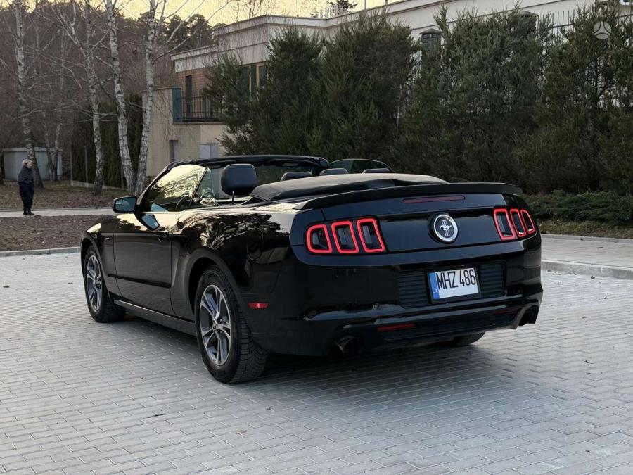 Black Ford Mustang 2014 in Vilnius, with an engine capacity of 3.70 L and mileage of 172 thousand km for 13000 €, photo 7 on AUTOMOTO.COM.LV