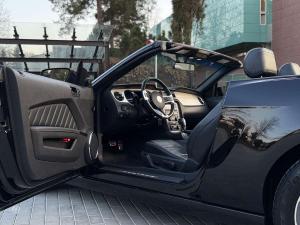 Black Ford Mustang 2014 in Vilnius, with an engine capacity of 3.70 L and mileage of 172 thousand km for 13000 €, photo 8 on AUTOMOTO.COM.LV