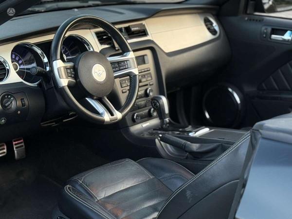 Black Ford Mustang 2014 in Vilnius, with an engine capacity of 3.70 L and mileage of 172 thousand km for 13000 €, photo 8 on AUTOMOTO.COM.LV