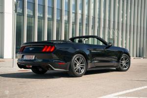 Black Ford Mustang 2016 in Vilnius, with an engine capacity of 2.26 L and mileage of 97 thousand km for 14999 €, photo 4 on AUTOMOTO.COM.LV