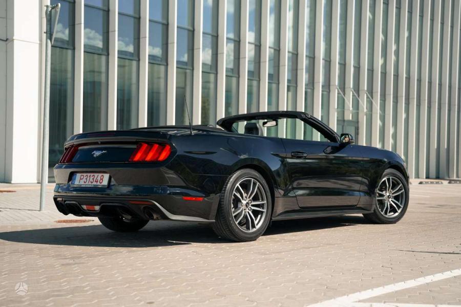 Black Ford Mustang 2016 in Vilnius, with an engine capacity of 2.26 L and mileage of 97 thousand km for 14999 €, photo 4 on AUTOMOTO.COM.LV