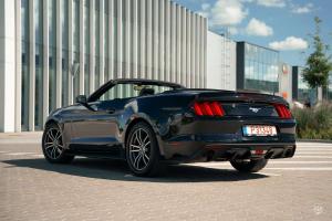 Black Ford Mustang 2016 in Vilnius, with an engine capacity of 2.26 L and mileage of 97 thousand km for 14999 €, photo 5 on AUTOMOTO.COM.LV
