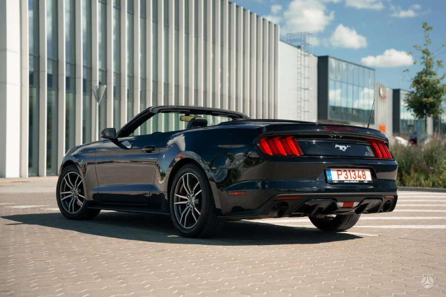 Black Ford Mustang 2016 in Vilnius, with an engine capacity of 2.26 L and mileage of 97 thousand km for 14999 €, photo 5 on AUTOMOTO.COM.LV