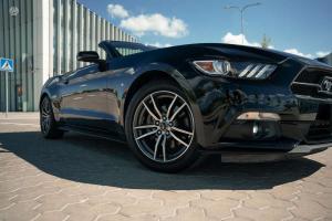 Black Ford Mustang 2016 in Vilnius, with an engine capacity of 2.26 L and mileage of 97 thousand km for 14999 €, photo 11 on AUTOMOTO.COM.LV