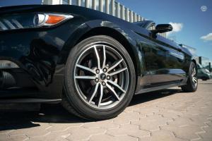 Black Ford Mustang 2016 in Vilnius, with an engine capacity of 2.26 L and mileage of 97 thousand km for 14999 €, photo 12 on AUTOMOTO.COM.LV