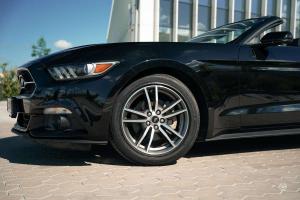 Black Ford Mustang 2016 in Vilnius, with an engine capacity of 2.26 L and mileage of 97 thousand km for 14999 €, photo 14 on AUTOMOTO.COM.LV