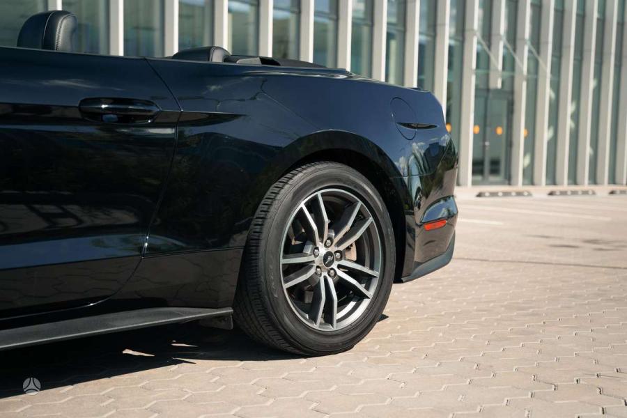 Black Ford Mustang 2016 in Vilnius, with an engine capacity of 2.26 L and mileage of 97 thousand km for 14999 €, photo 15 on AUTOMOTO.COM.LV