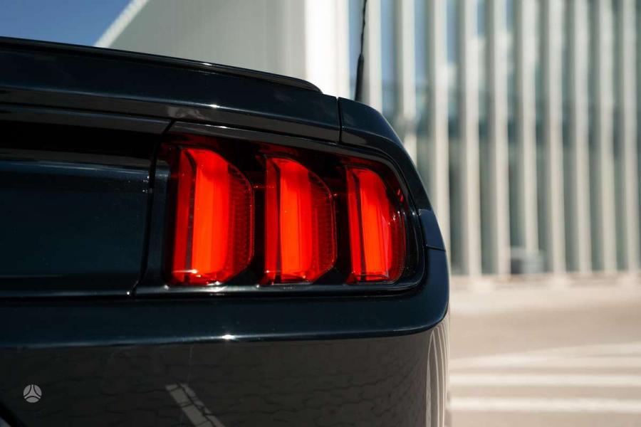 Black Ford Mustang 2016 in Vilnius, with an engine capacity of 2.26 L and mileage of 97 thousand km for 14999 €, photo 16 on AUTOMOTO.COM.LV