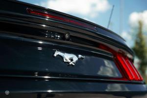 Black Ford Mustang 2016 in Vilnius, with an engine capacity of 2.26 L and mileage of 97 thousand km for 14999 €, photo 18 on AUTOMOTO.COM.LV