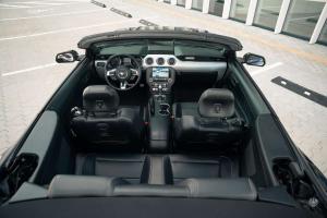 Black Ford Mustang 2016 in Vilnius, with an engine capacity of 2.26 L and mileage of 97 thousand km for 14999 €, photo 21 on AUTOMOTO.COM.LV