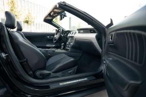 Black Ford Mustang 2016 in Vilnius, with an engine capacity of 2.26 L and mileage of 97 thousand km for 14999 €, photo 26 on AUTOMOTO.COM.LV